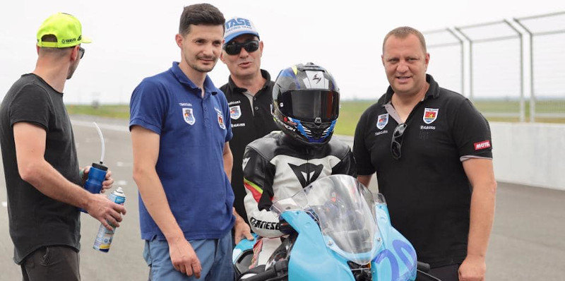 Motociclistul Ionel Pascotă a început cu dreptul noul sezon! Fiul său ... Motociclistul Ionel Pascotă a început cu dreptul noul sezon! Fiul său ...